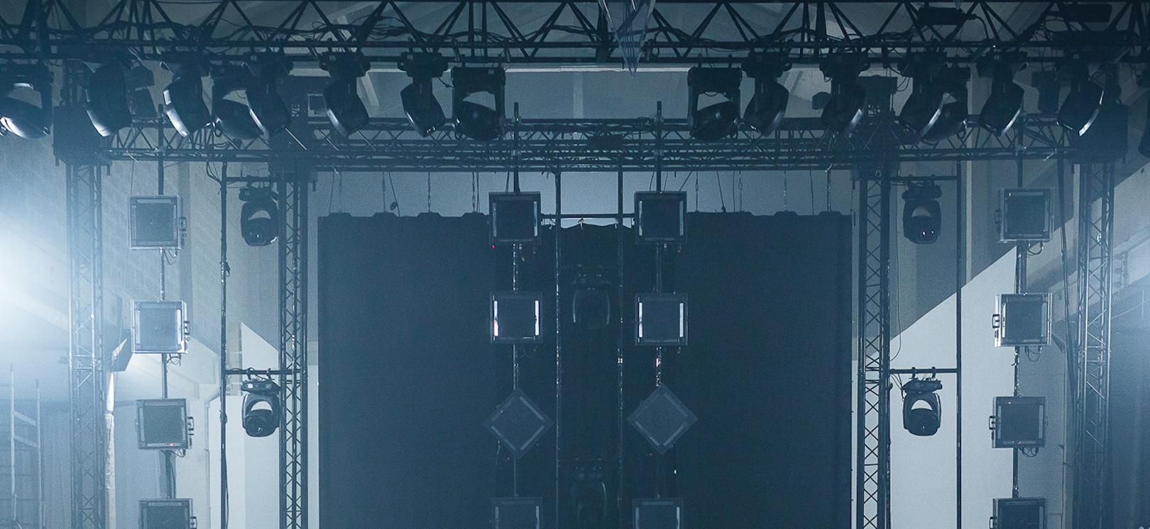 Minuit Une – An all-new concept of professional lighting for entertainment.